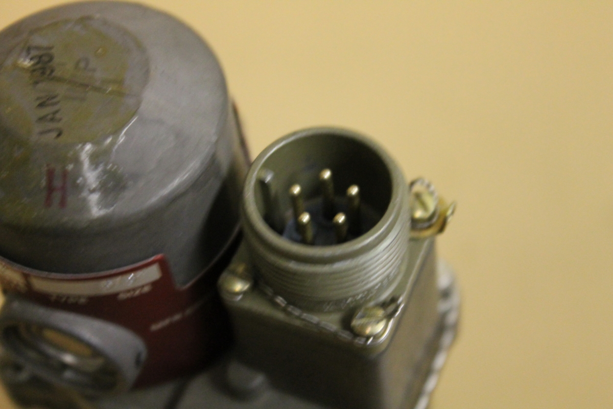 Selector valve, Oil, 400psi 28VDC, 5/8", Bell ITT Aerospace Unused