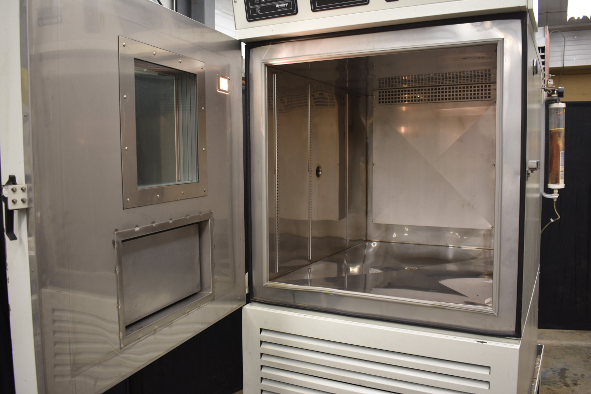 Temperature and humidity chamber, -40 to +200C, 30 cu/ft, T30RS-2 ...